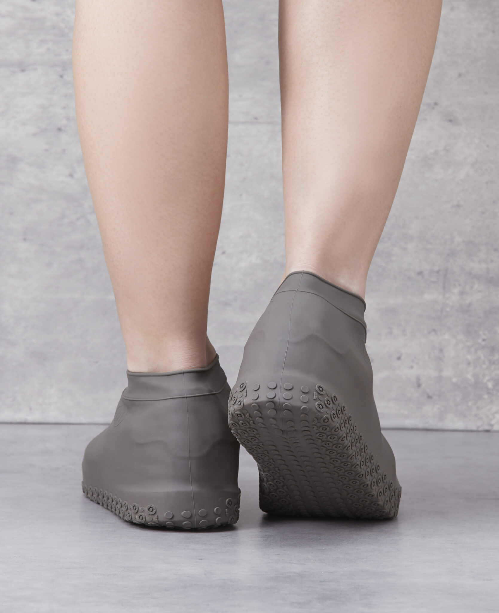 iSDG新ブランド『Komatta』より、 靴の上から履くだけで急な雨や泥汚れから大切な靴を守る『Komatta 雨天シューズカバー』新発売 | ISDG 医食同源ドットコム